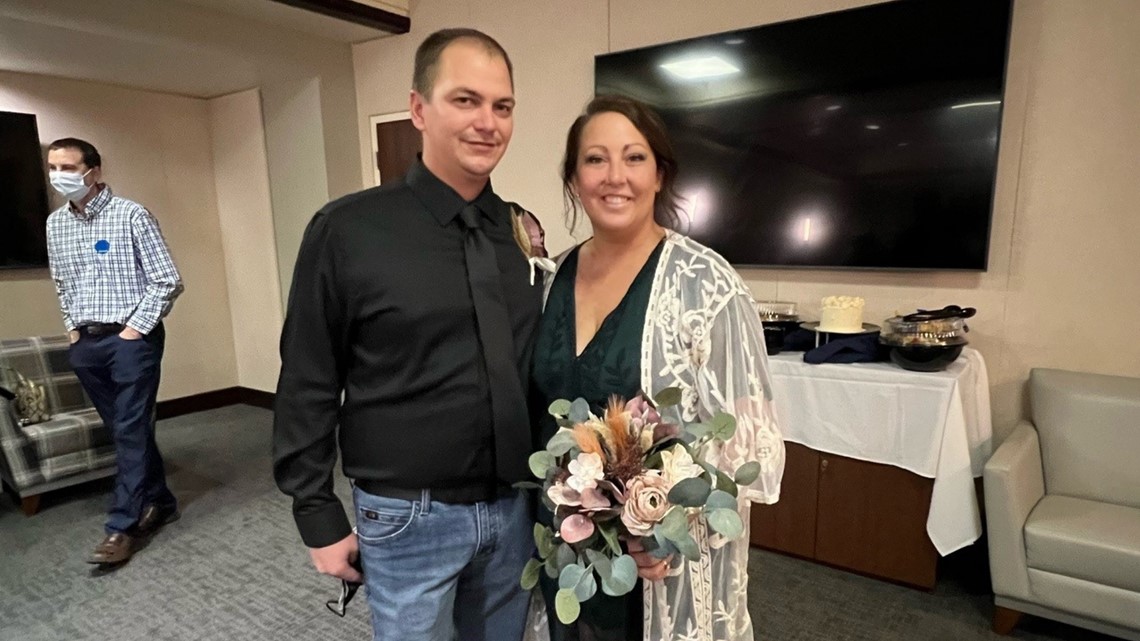 Couple gets married at OhioHealth Riverside Methodist Hospital | 10tv.com