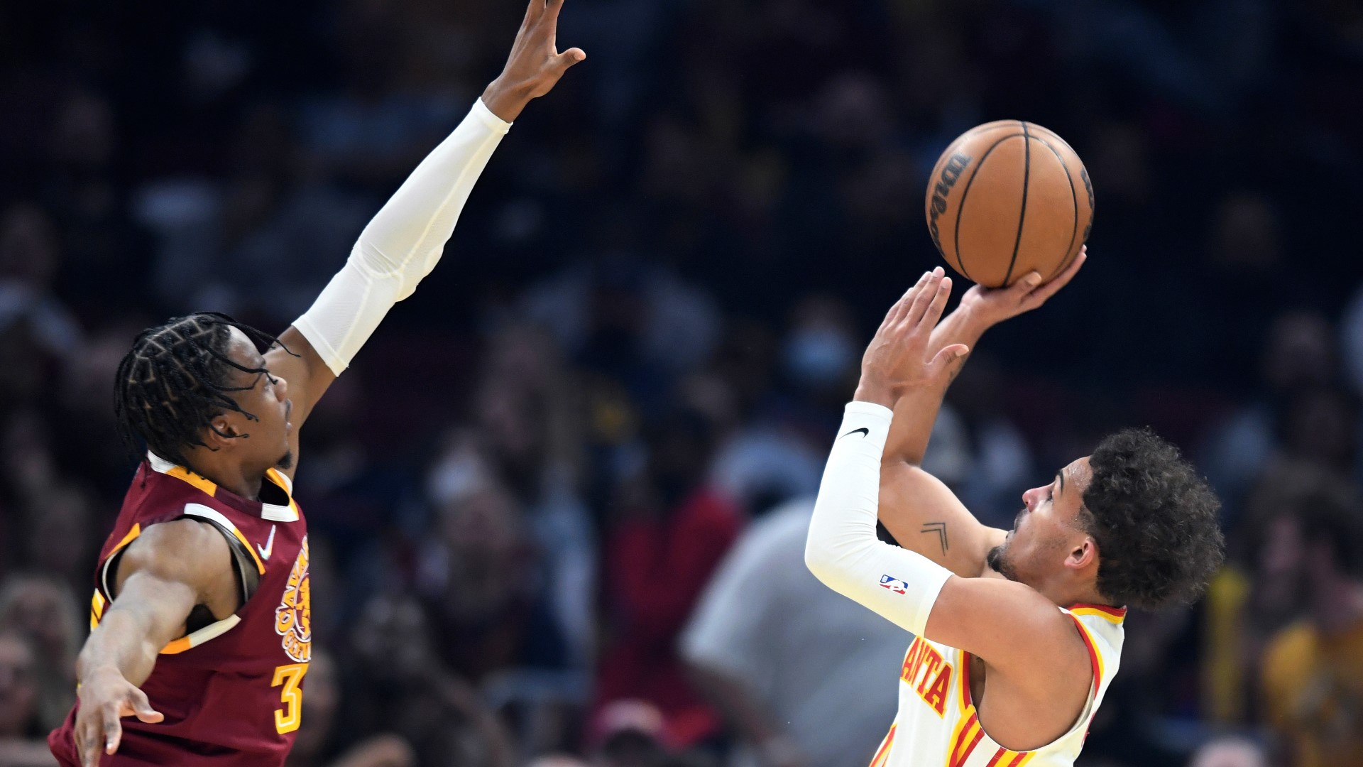 Young's 38 lift Hawks past Cavs | 10tv.com