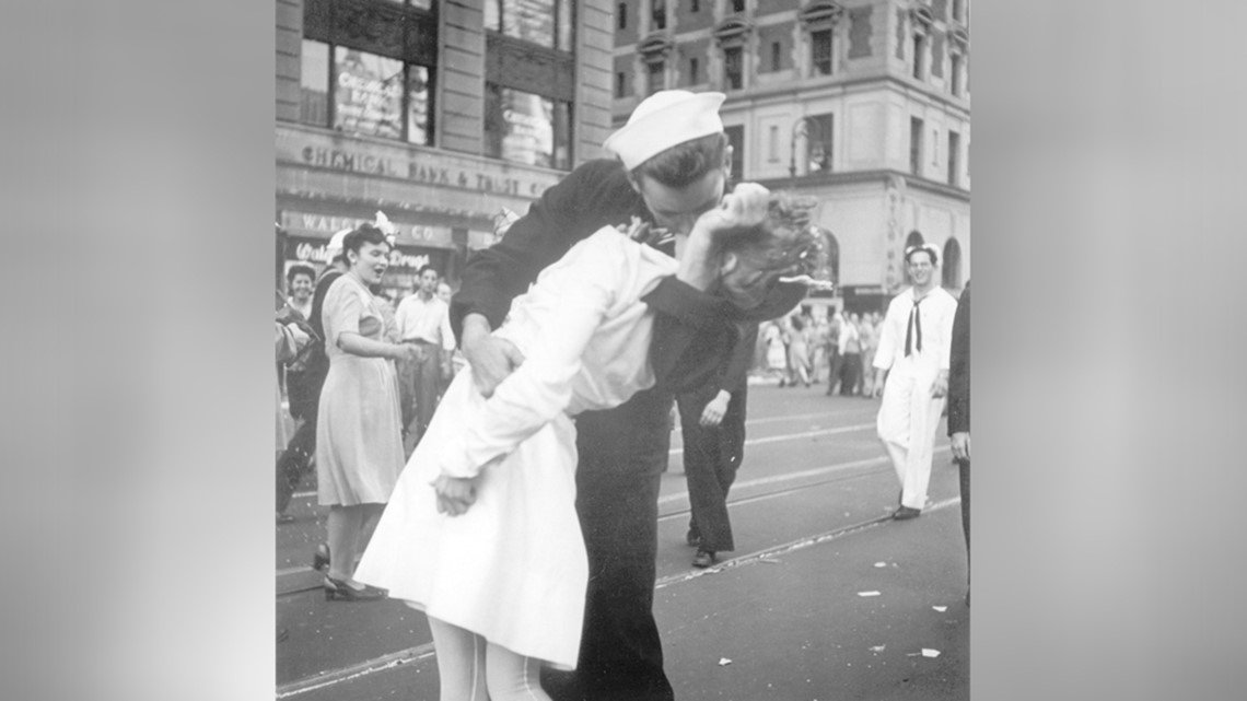 Sailor in iconic V-J Day Times Square kiss photo dies at 95 | 10tv.com