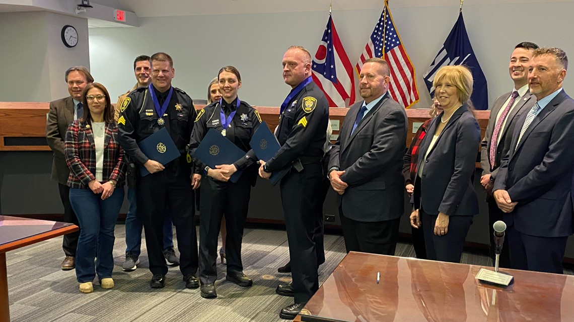 3 Gahanna police officers honored for efforts in I-70 bus crash | 10tv.com