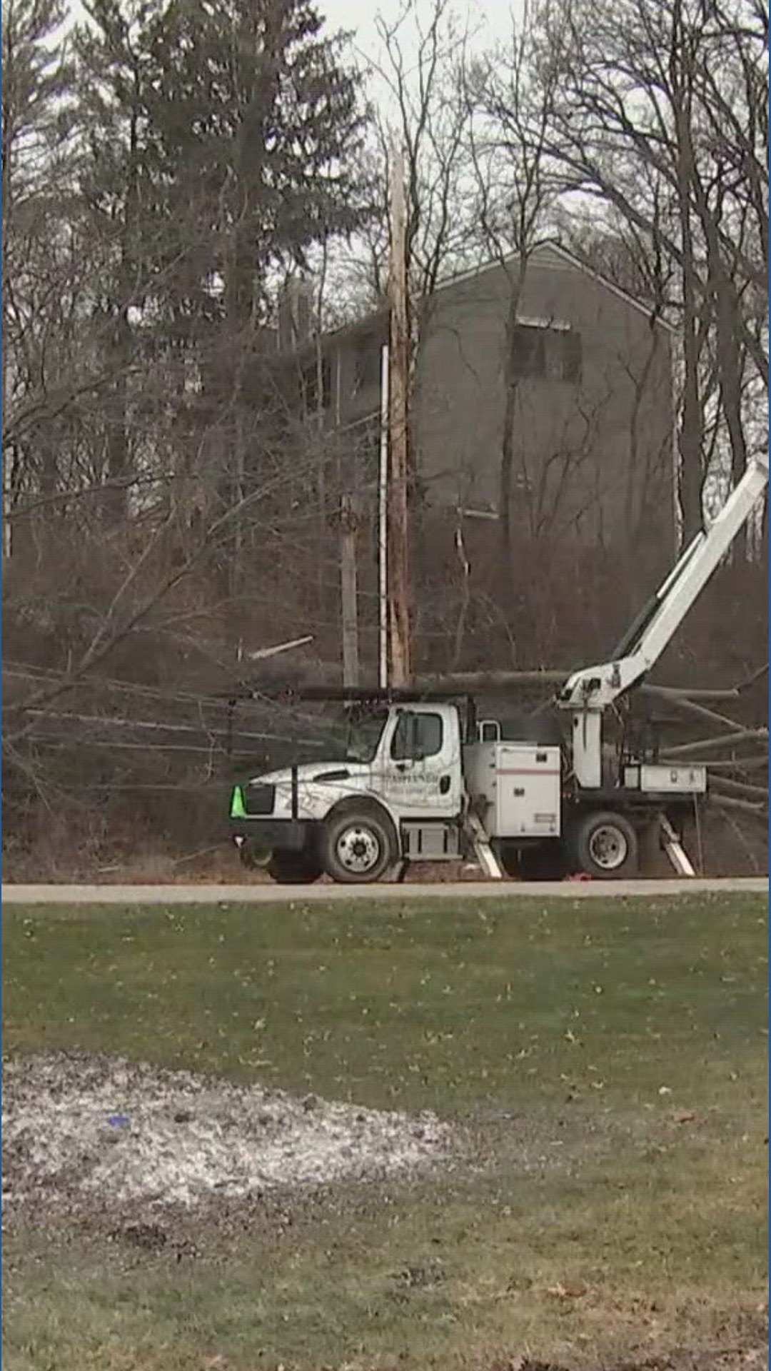 Strong winds knock down trees, cause power outages across central Ohio ...