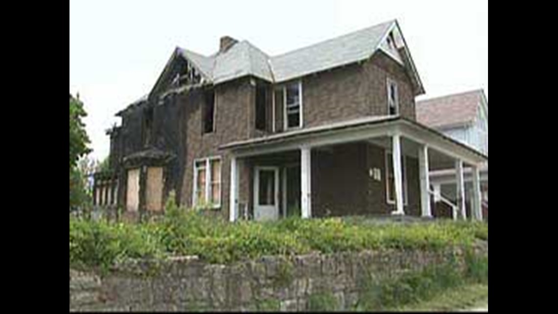 Tour Draws Attention To Blighted Neighborhoods | 10tv.com