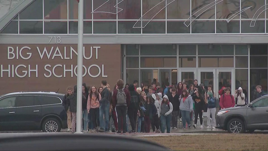 Big Walnut HS students stage protest over proposed book ban | 10tv.com