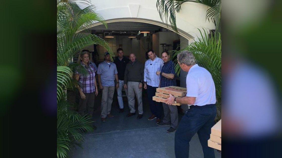 George W. Bush delivers pizzas to Secret Service personnel to show ...