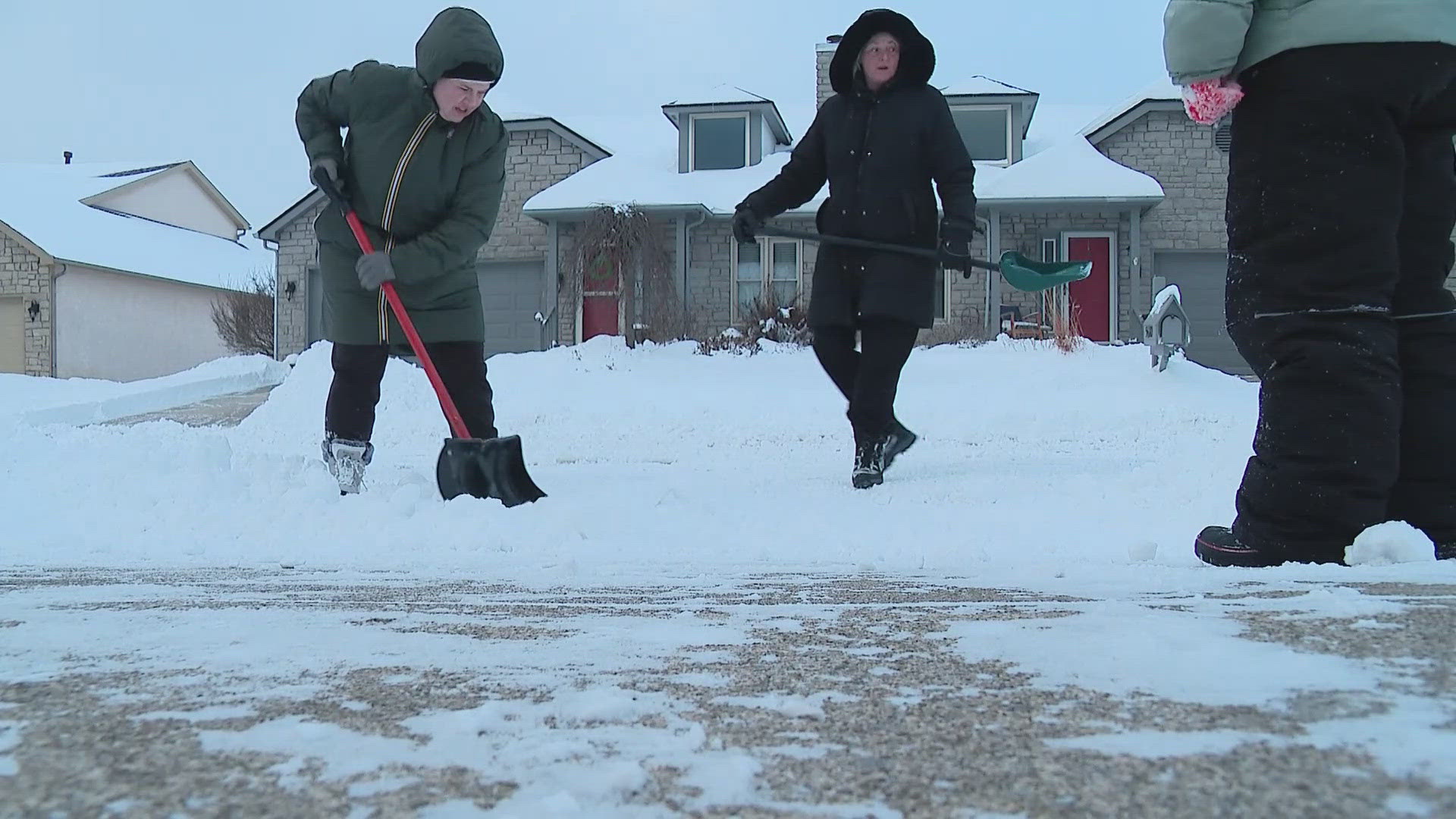 Neighbors step in after snowstorm blocks only entrance to Columbus ...