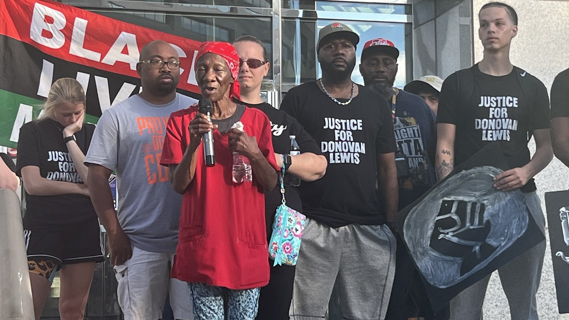 Family of Donovan Lewis cries out for justice | 10tv.com