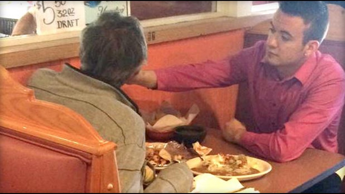 Waiter's response to man trying to eat without hands goes viral | 10tv.com