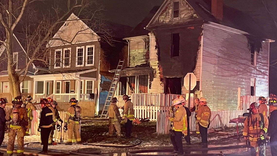 Columbus firefighter injured while battling house fire | 10tv.com