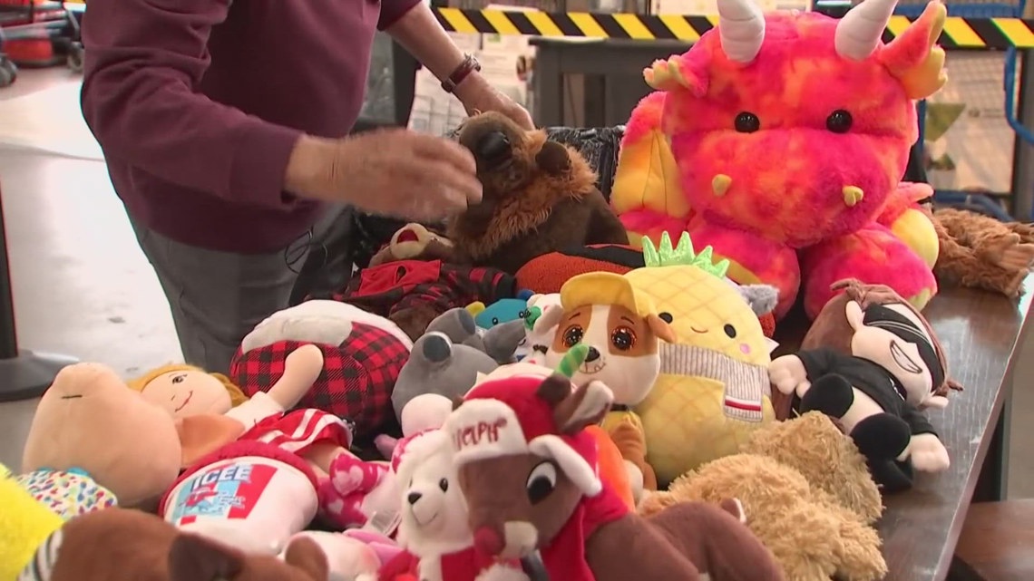 Volunteers hand out stuffed animals to kids at Mid-Ohio Food Bank ...