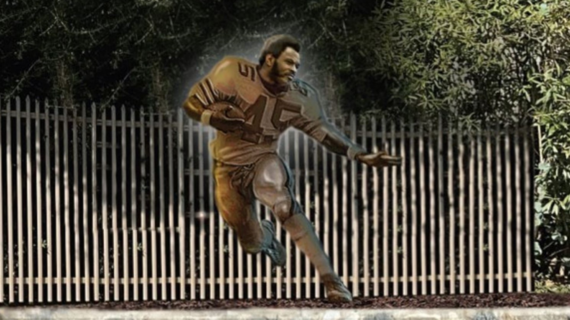 Rose Bowl Stadium honoring Archie Griffin with statue | 10tv.com