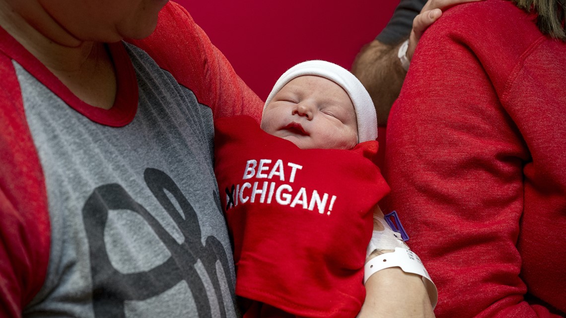 Newborns at Wexner Medical Center get ‘Beat Xichigan’ blankets | 10tv.com