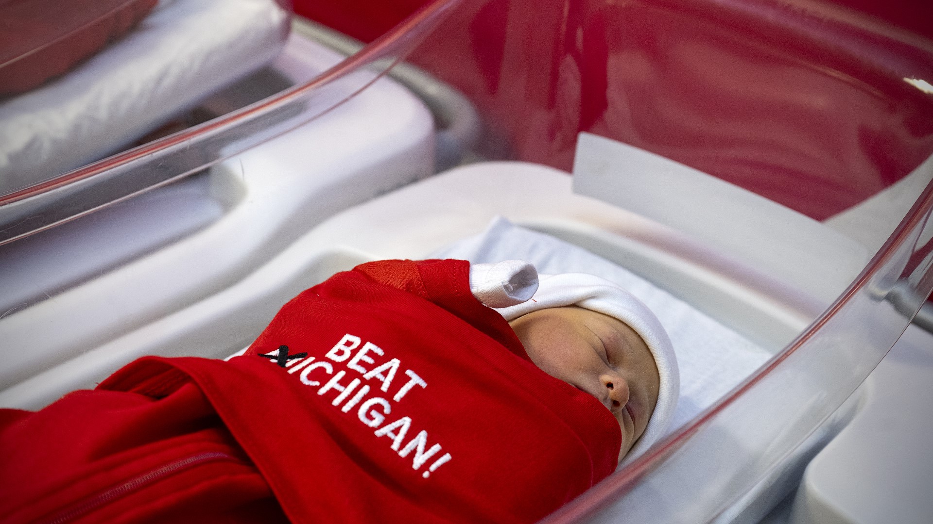 Newborns at Wexner Medical Center get ‘Beat Xichigan’ blankets | 10tv.com