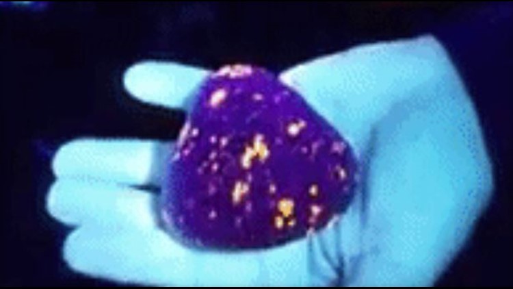 Michigan man discovers glowing, florescent rocks called "Yooperlites ...