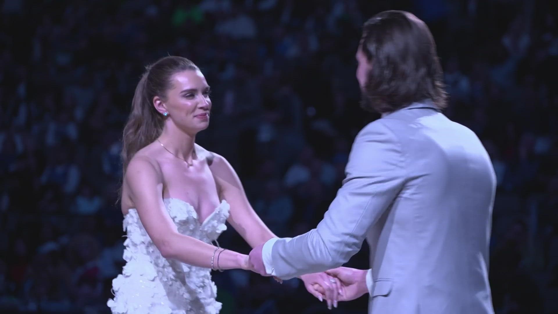 WATCH: Couple gets married during Dallas Mavericks game | fox61.com