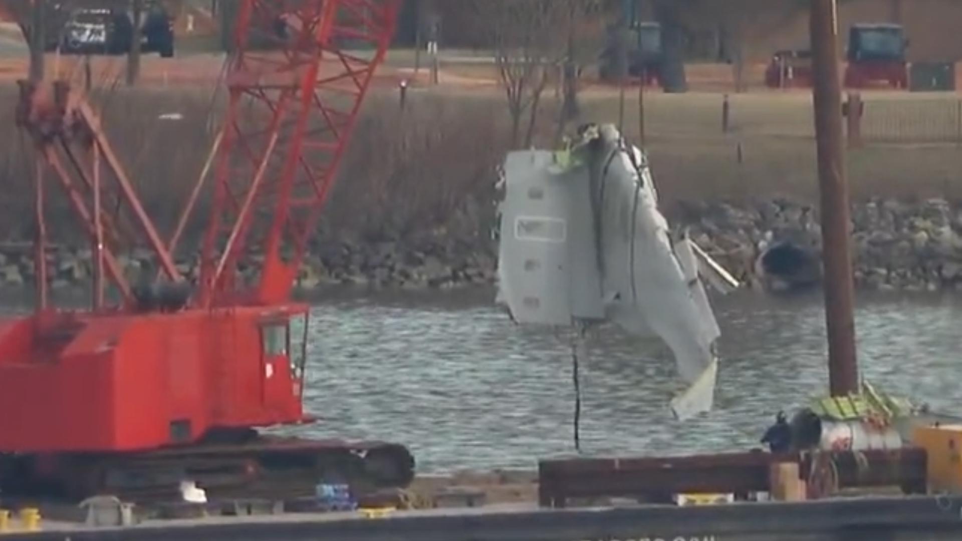 DC plane crash updates: Salvage crews removing American Airlines jet ...