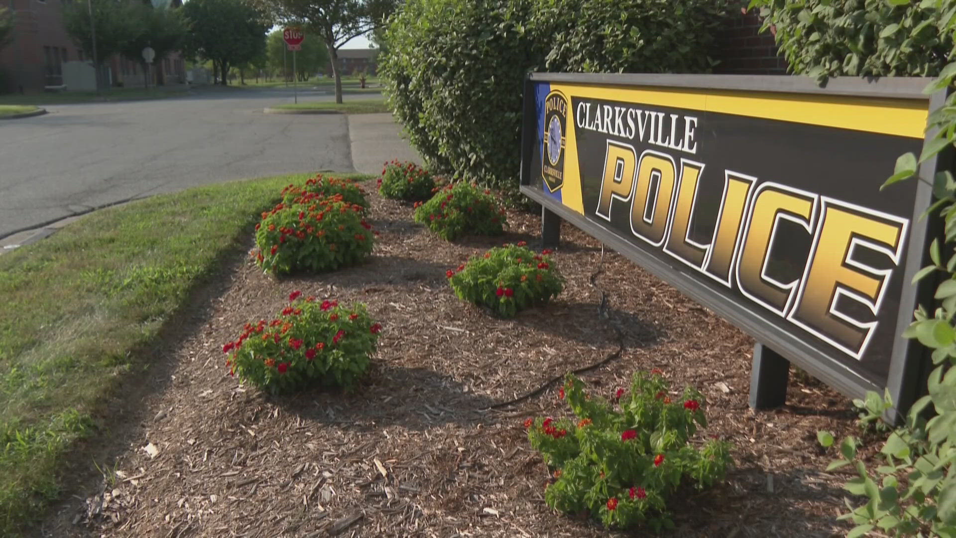 Clarksville police await fair contract amid stalled talks | wthr.com