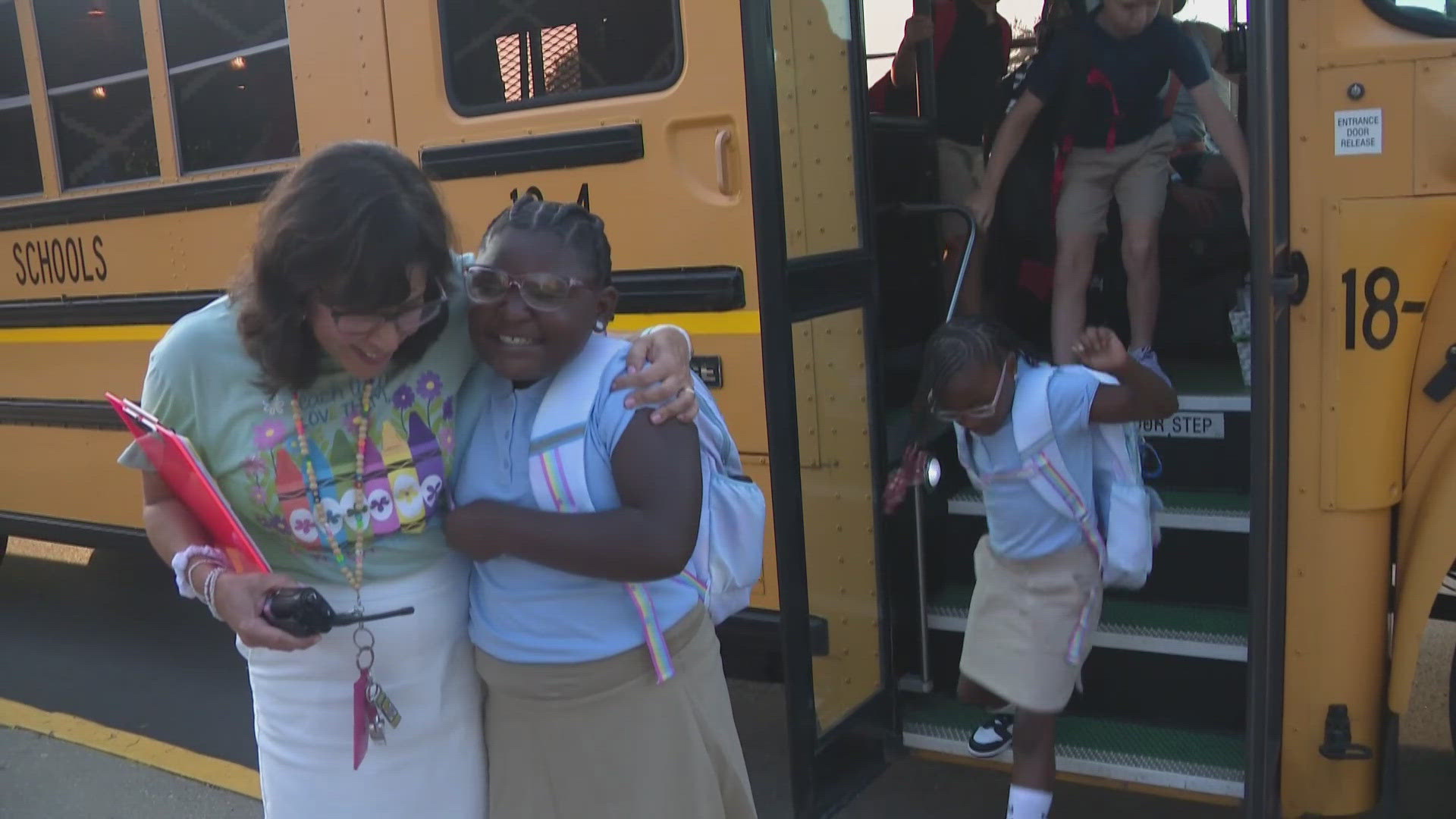 New Albany-Floyd County Schools welcome students back | wthr.com