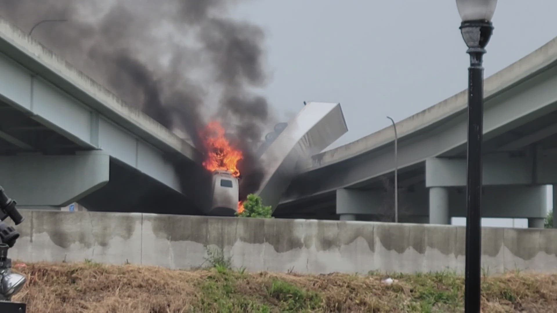 Louisville interstate ramp shut down due to fiery semi crash near Kennedy Bridge | wthr.com