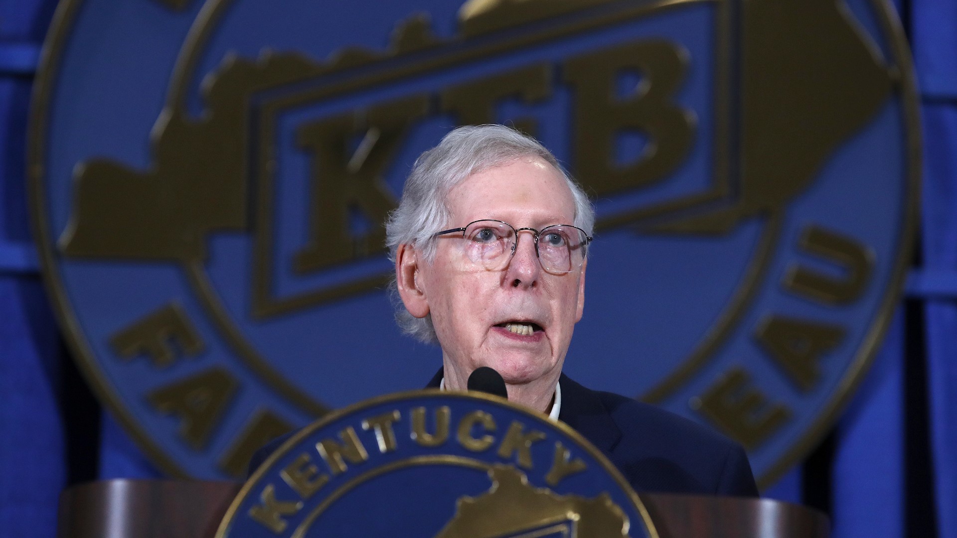 Republican Senator Mitch McConnell appears to freeze up again ...