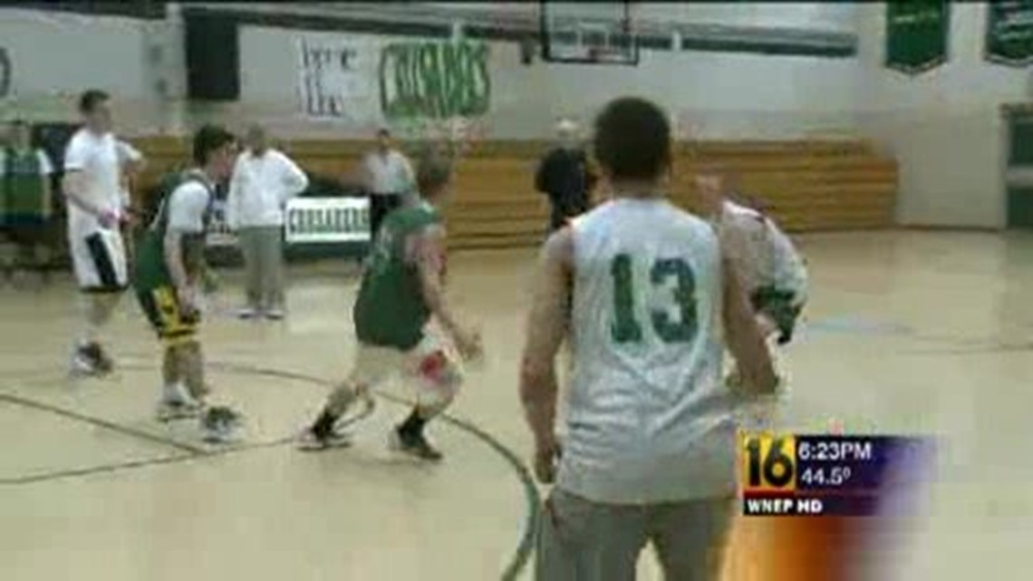 Holy Cross basketball team | wnep.com