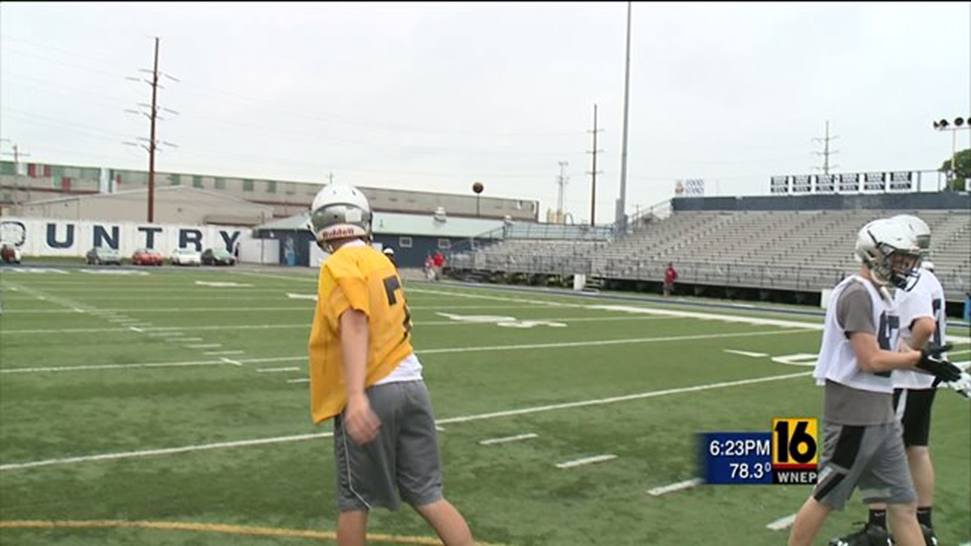 Berwick quarterback Mike Force summer workout with the Dawgs | wnep.com