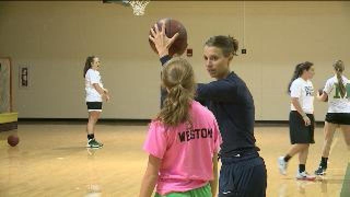 Penn State great Kelly Mazzante stops by Marywood University | wnep.com