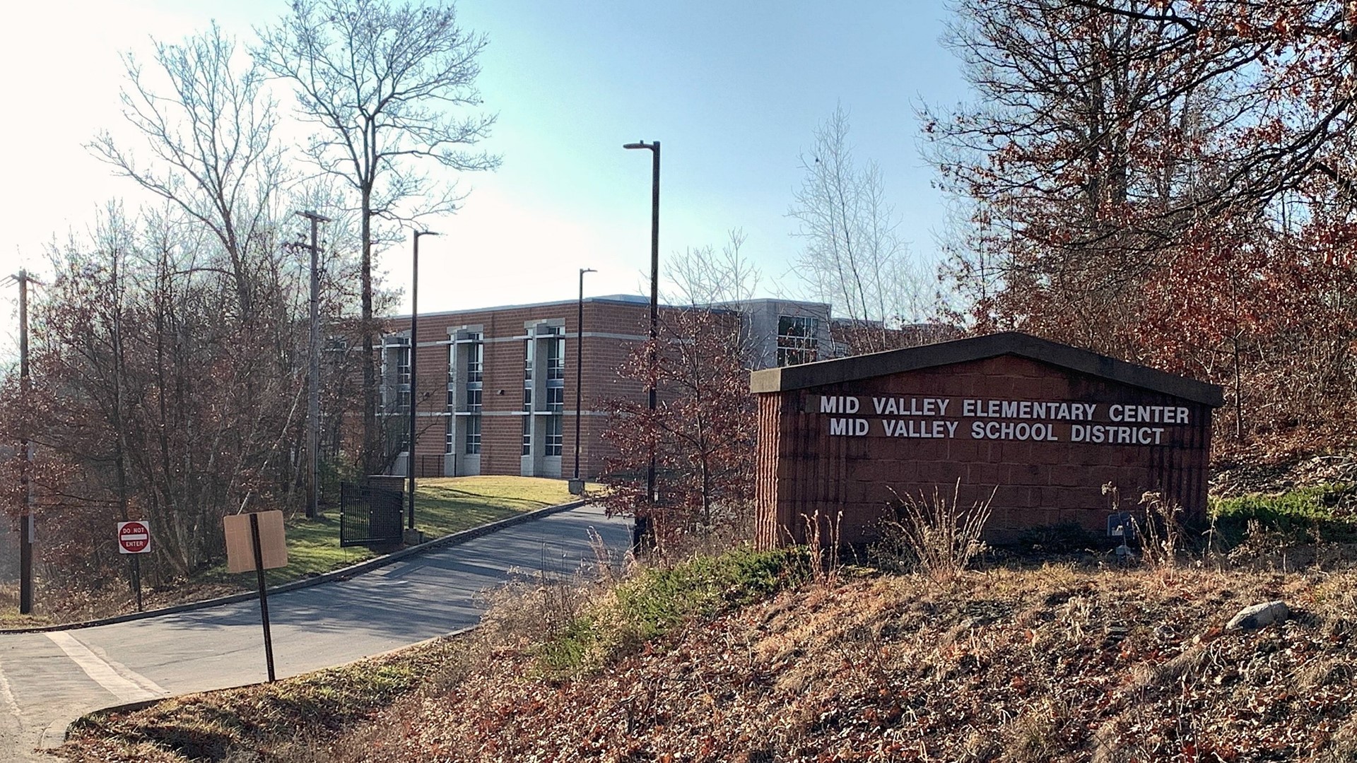 Man with Gun Near Mid Valley Schools Prompts Lockdown | wnep.com