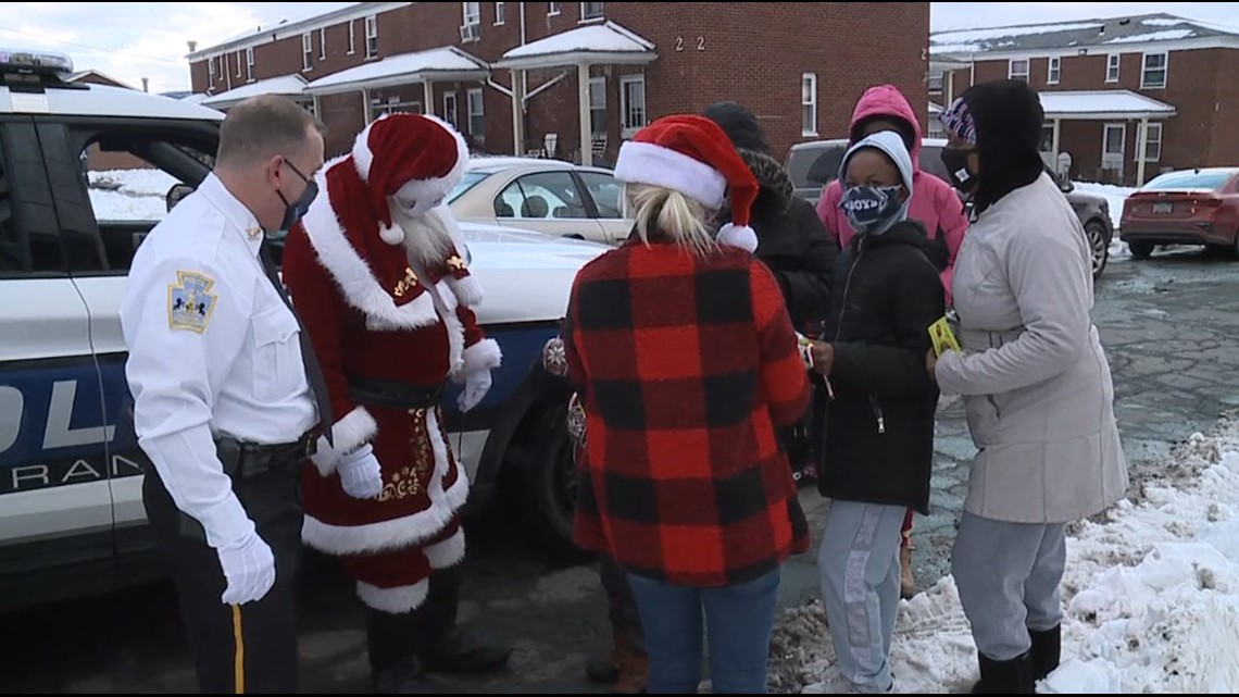 'Sidewalk Santa' replaces 'Undercover Santa' after backlash, seen as a ...