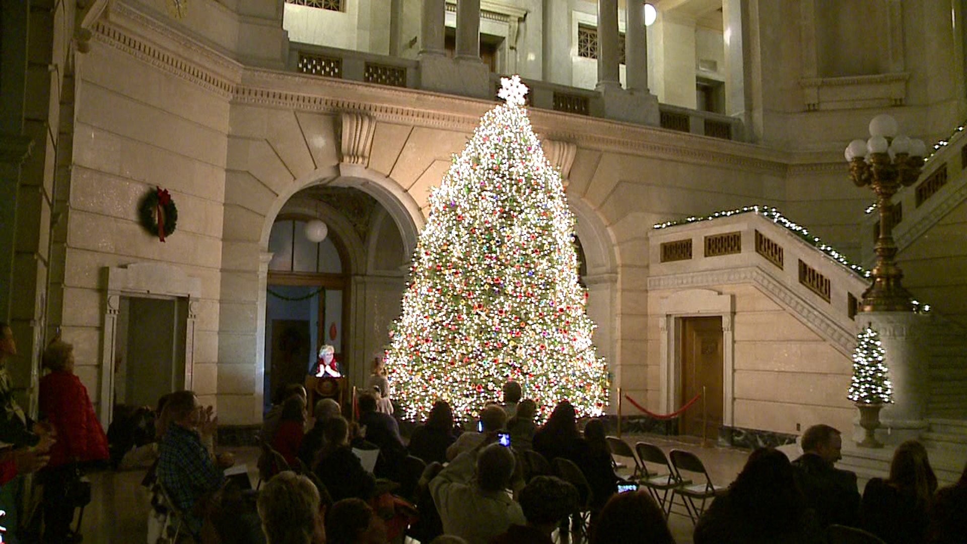 Christmas Tree Lit inside Luzerne County Courthouse | wnep.com