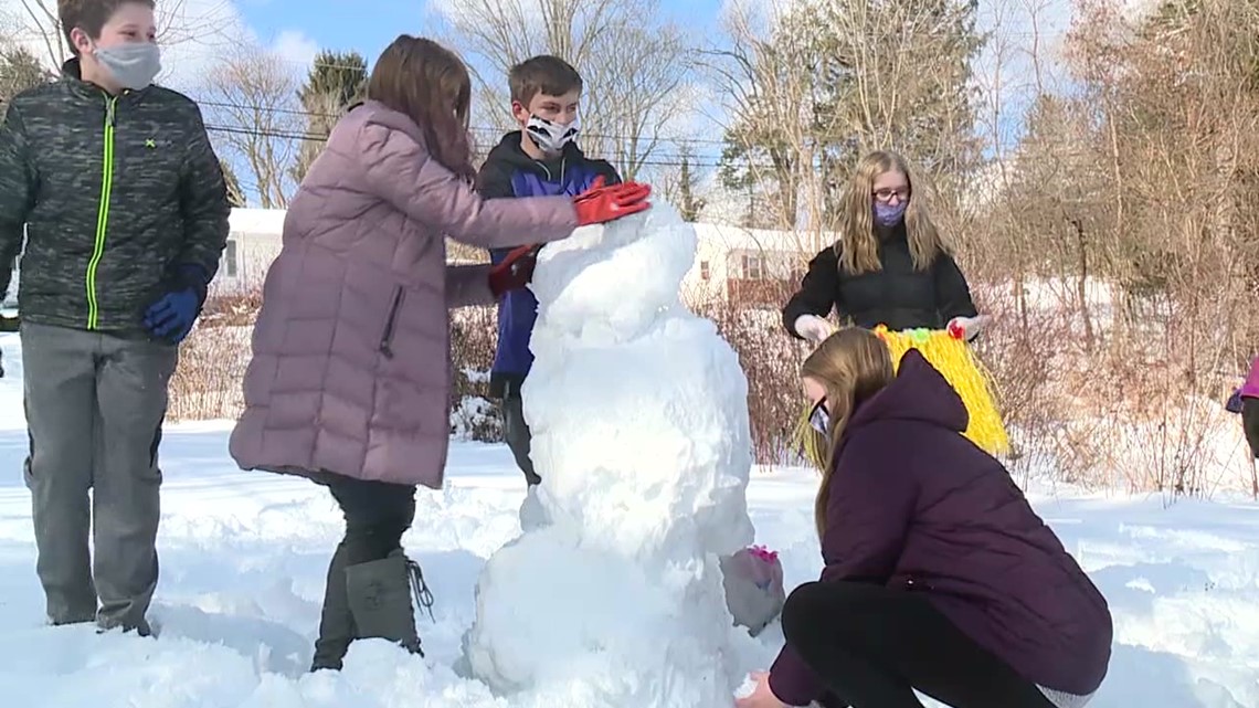 Middle school students build snowmen in honor of their classmate | wnep.com