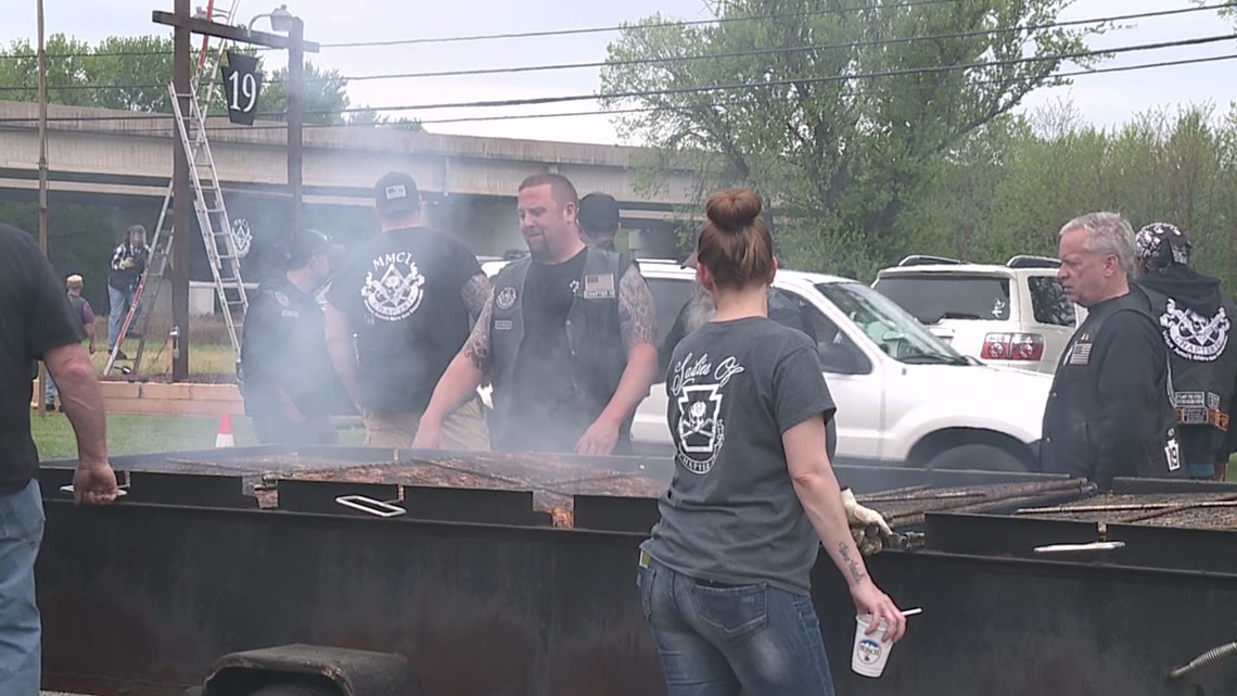 Motorcycle club cooks up free chicken barbecue | wnep.com