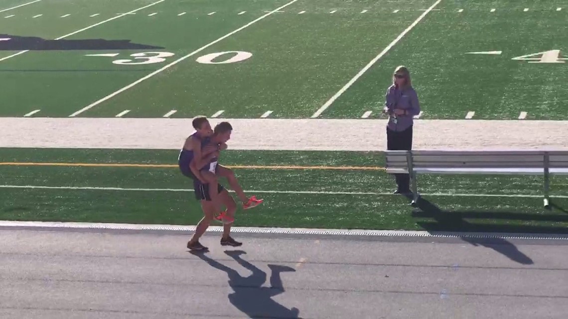 Teen Carries Injured Teammate Across Finish Line at Cross Country State ...