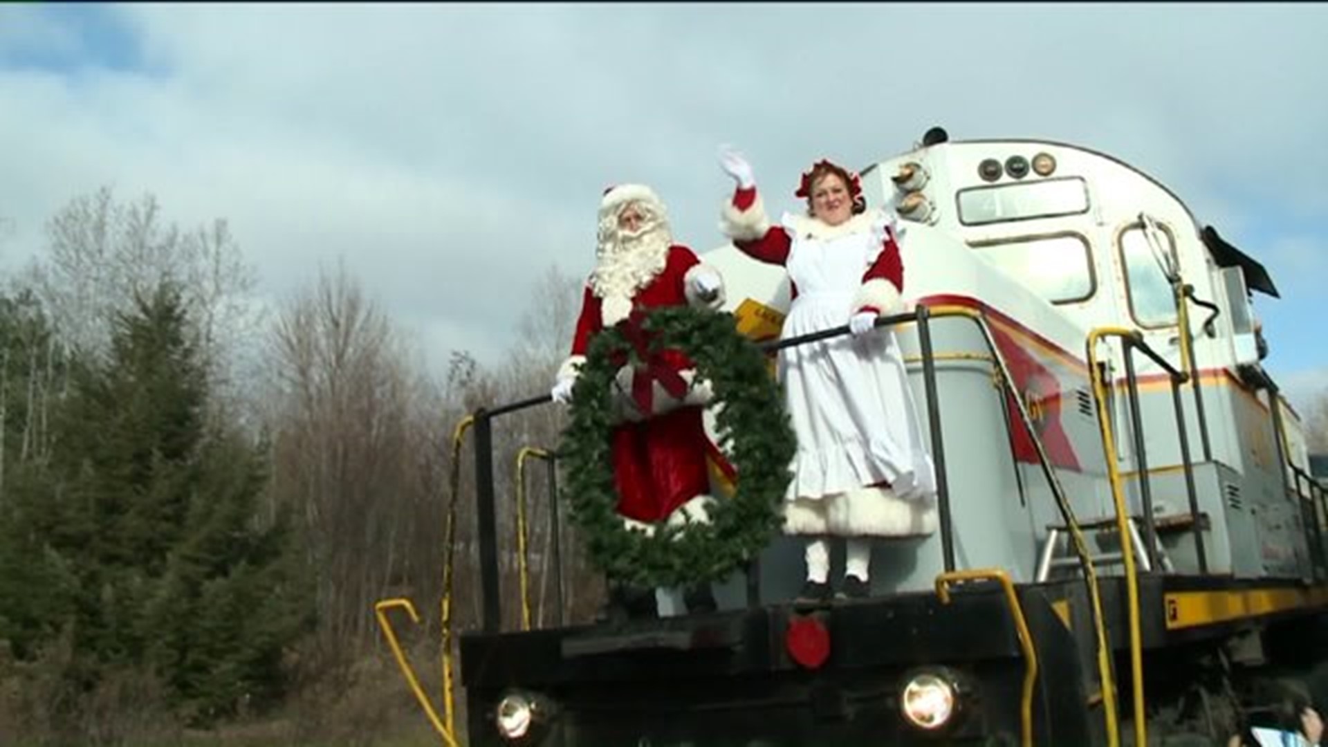 Santa Rides into Carbondale on Train | wnep.com