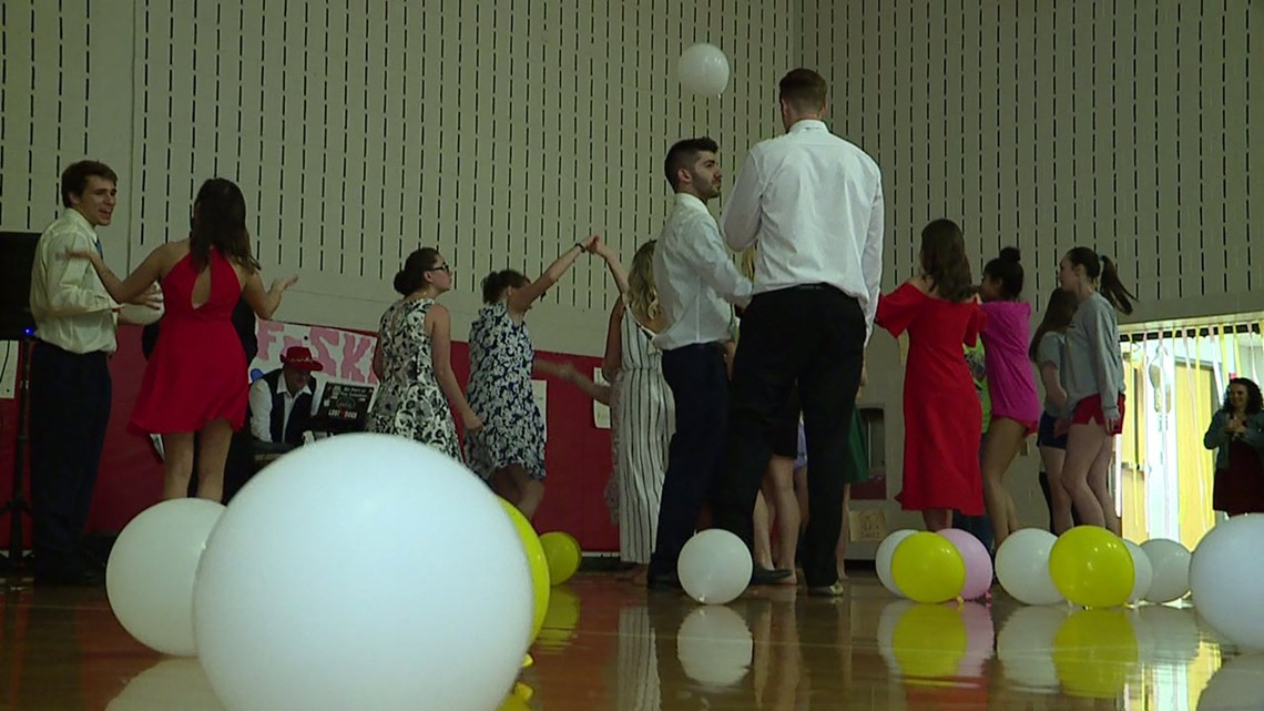 Student Volunteers Set Up Life Skills Prom | wnep.com