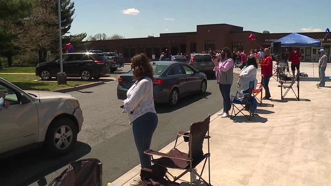 Riverside teachers treat seniors to farewell parade | wnep.com