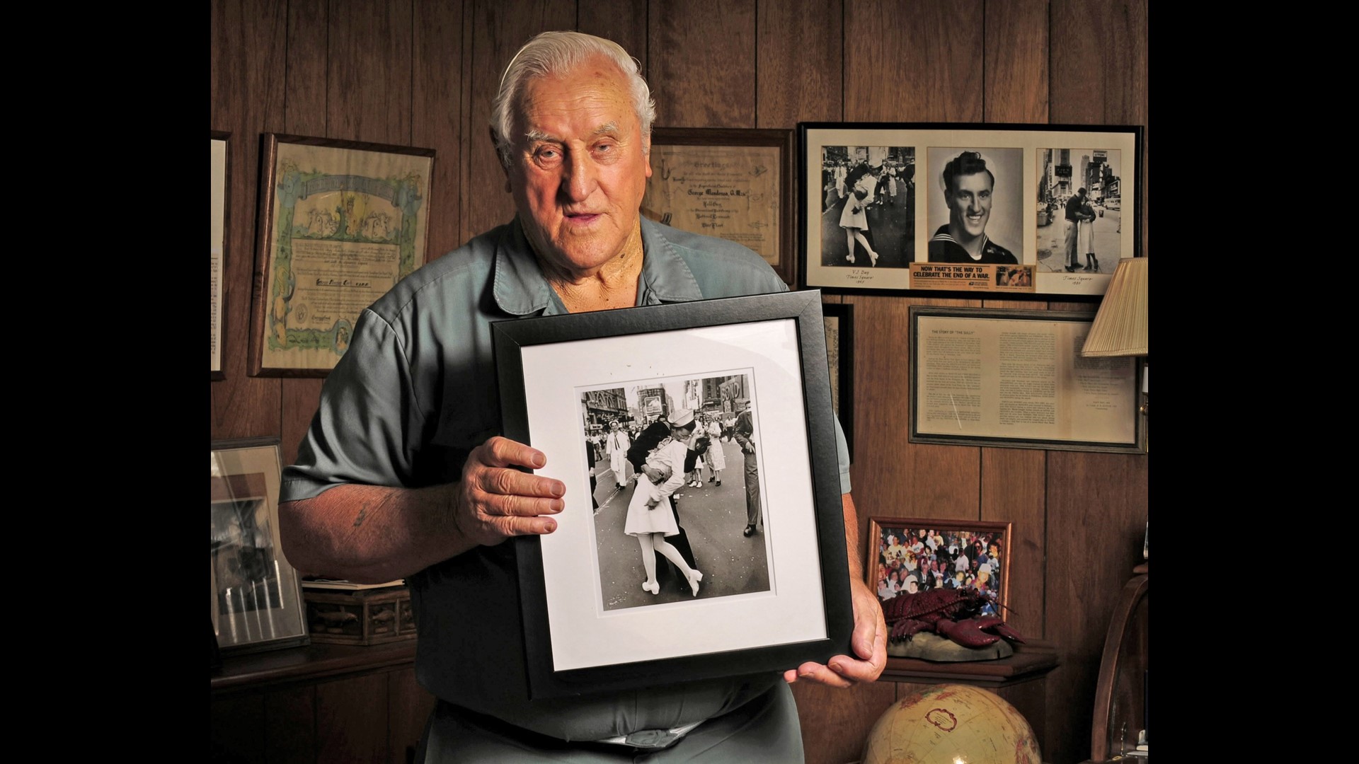 Sailor in Iconic WWII Times Square Kiss Photo, George Mendonsa, Dies at ...