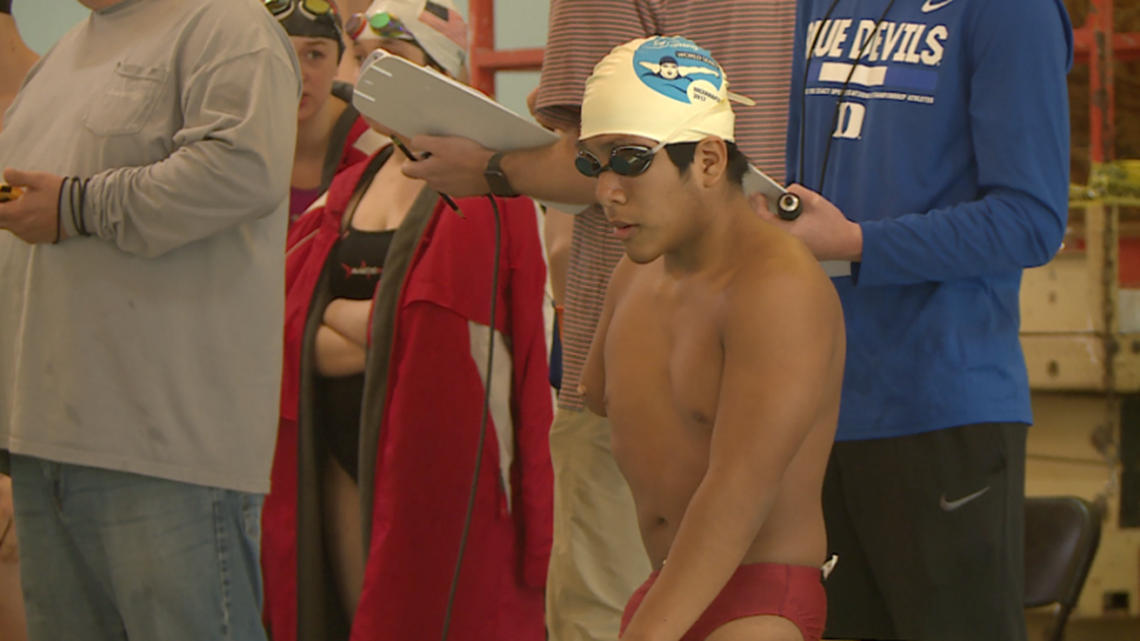 14-year-old swimmer born with one arm and no legs inspires coaches ...