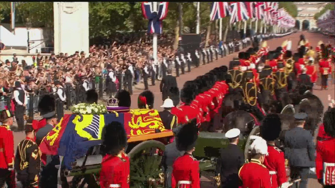 Queen's coffin travels in procession from Buckingham Palace to ...