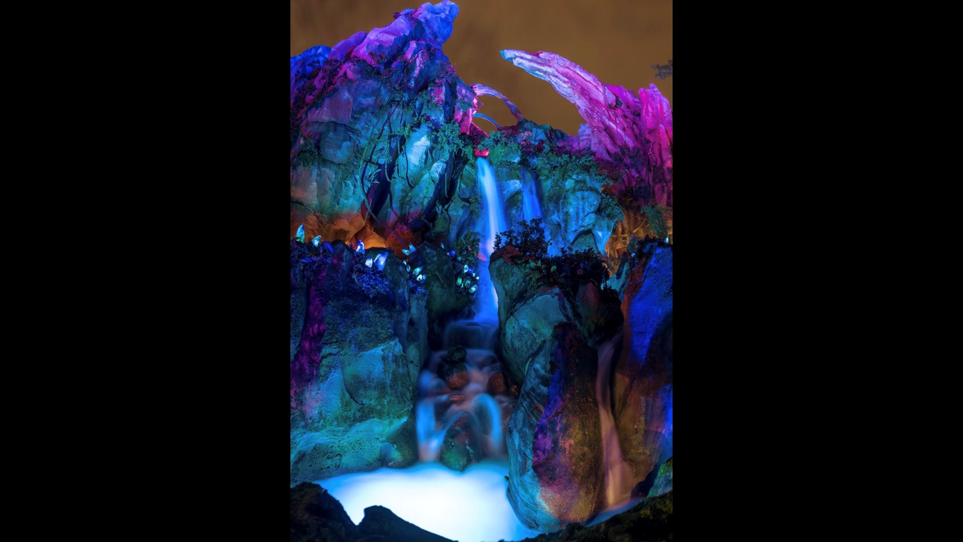 13 stunning photos of Disney’s ‘Pandora: The World of Avatar’ at night ...