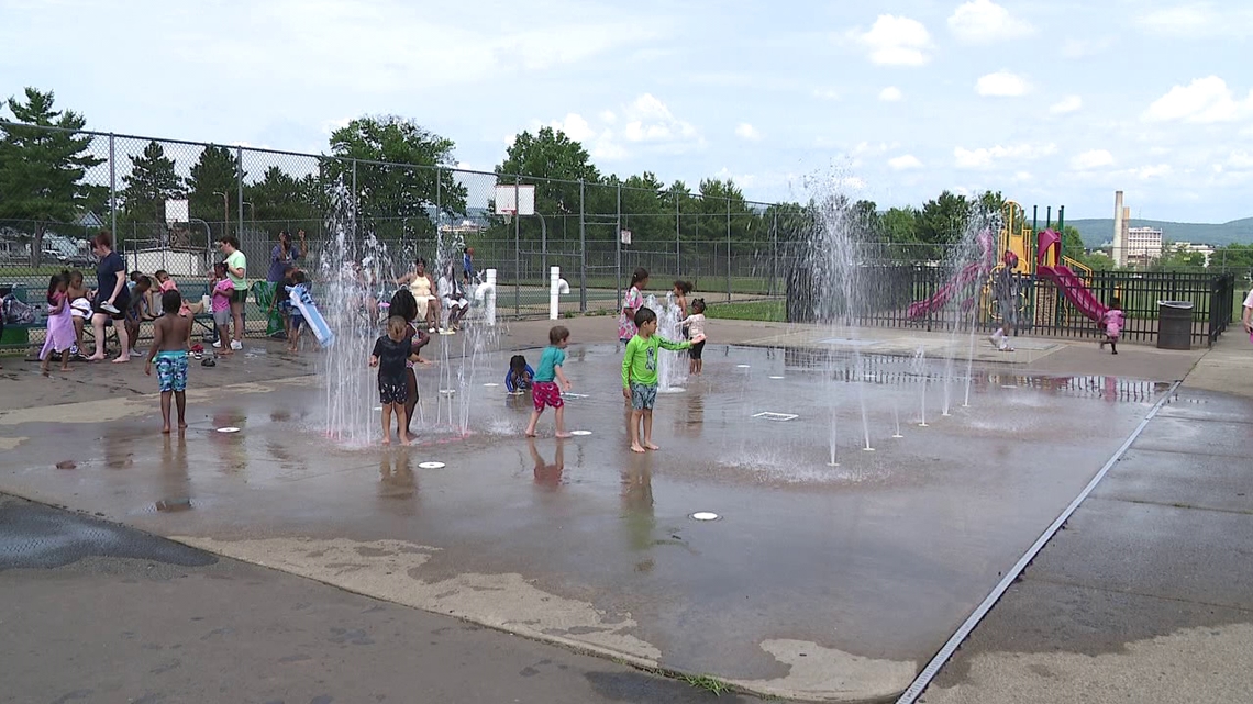 Families embrace first heat wave of the season with splash pad fun in ...