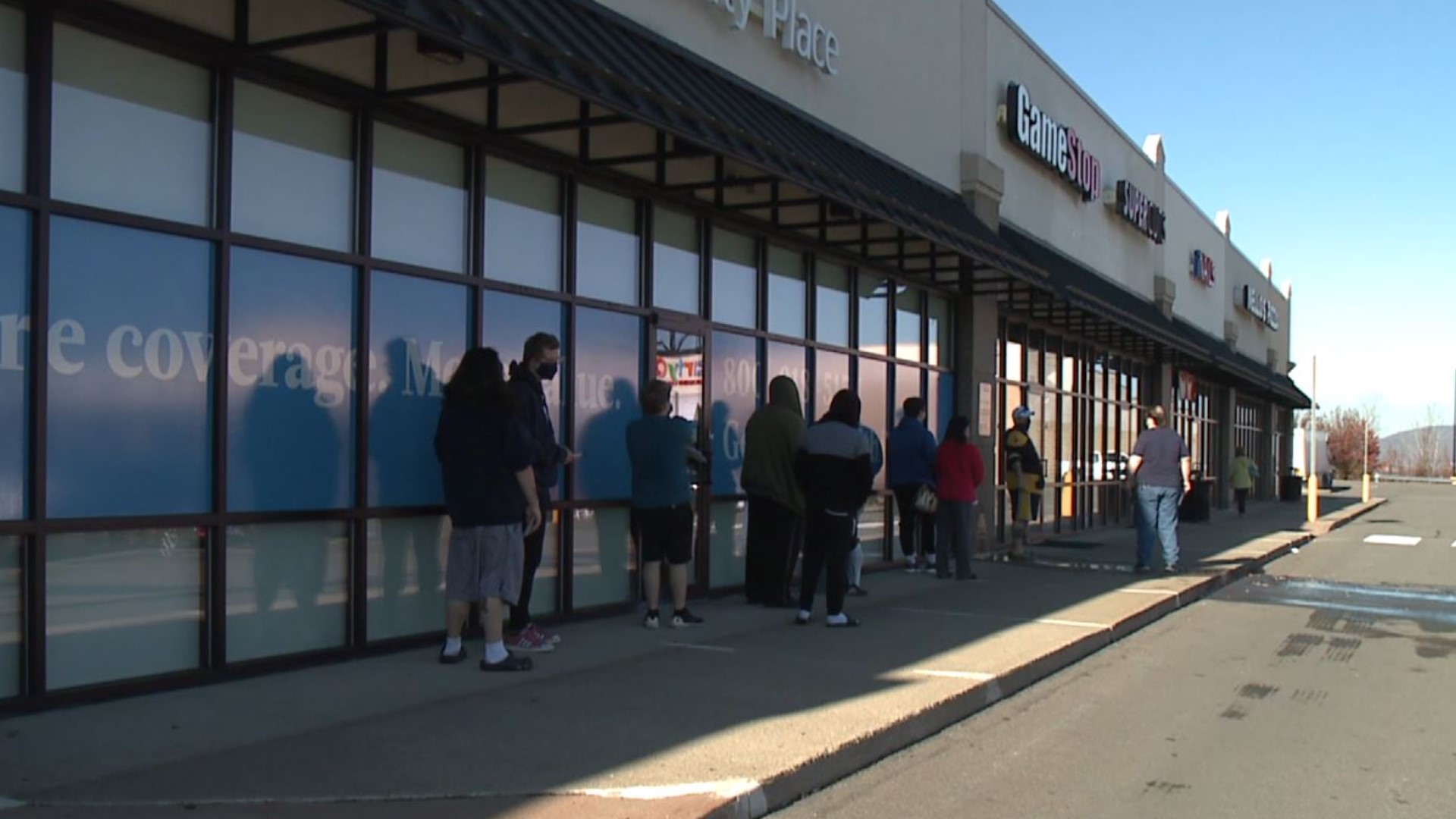 Gamers wait in line for hours for new Xbox | wnep.com