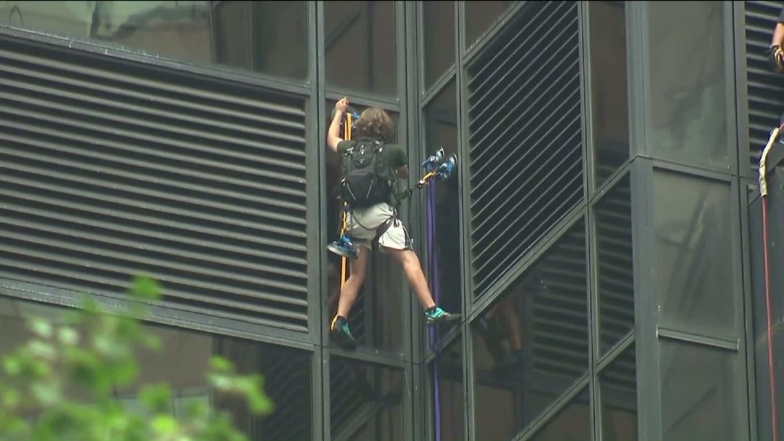 Man Scales Trump Tower in Manhattan using Suction Cups | wnep.com