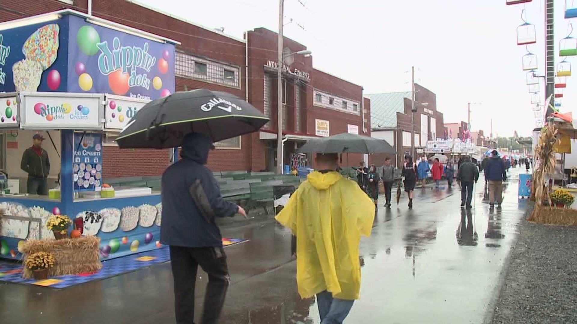 Vendors Dealing with Rain at the Bloomsburg Fair | wnep.com