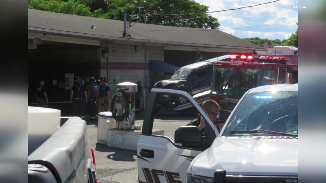 Truck loses brakes, crashes into car wash | wnep.com