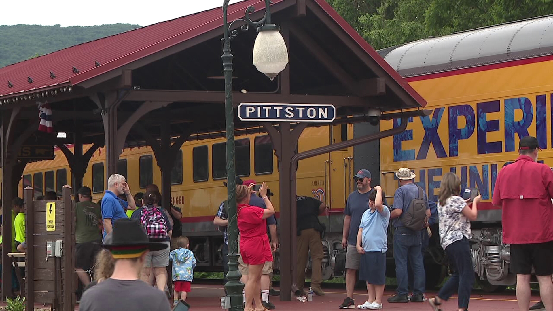 Crowds watch as Big Boy 4014 rolls through northeastern Pennsylvania ...
