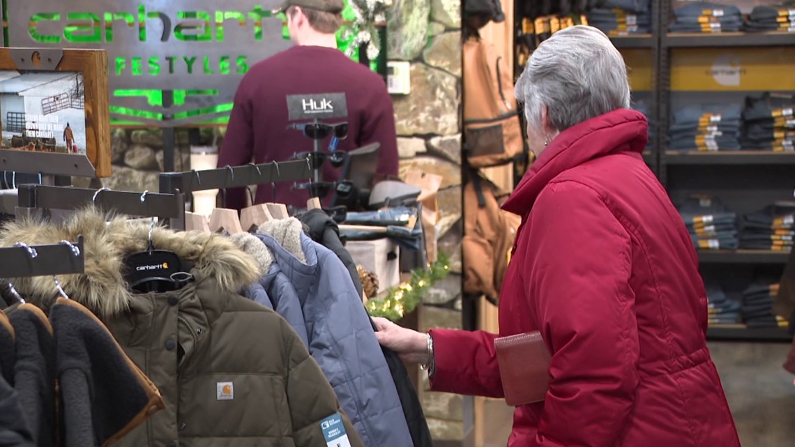 Shoppers hit the stores for last-minute gifts | fox43.com