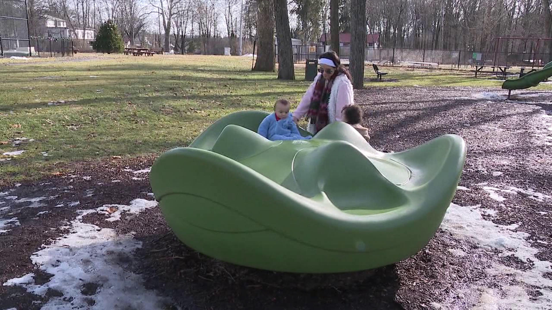 Community in Monroe County holds vigil for Renee Good | wnep.com