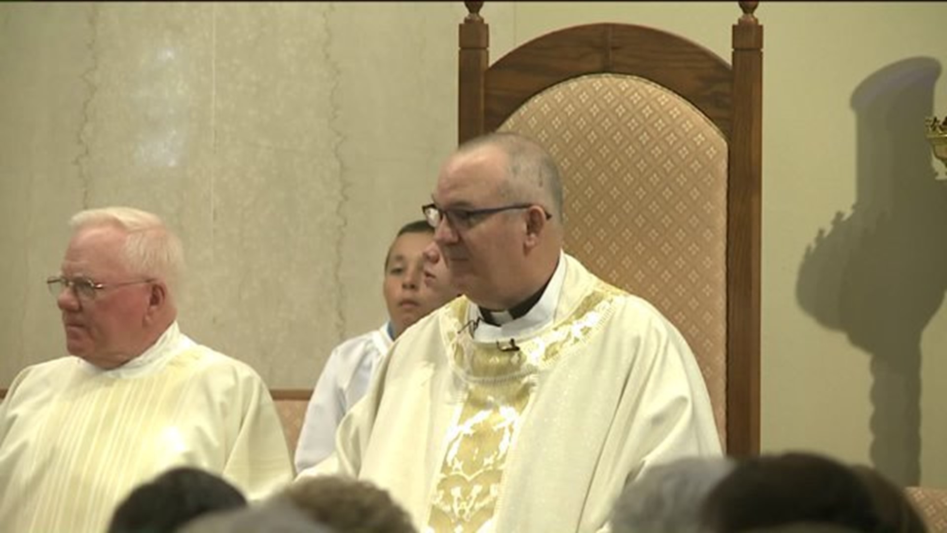 Parishioners Welcome Back Father Kevin Mulhern | wnep.com