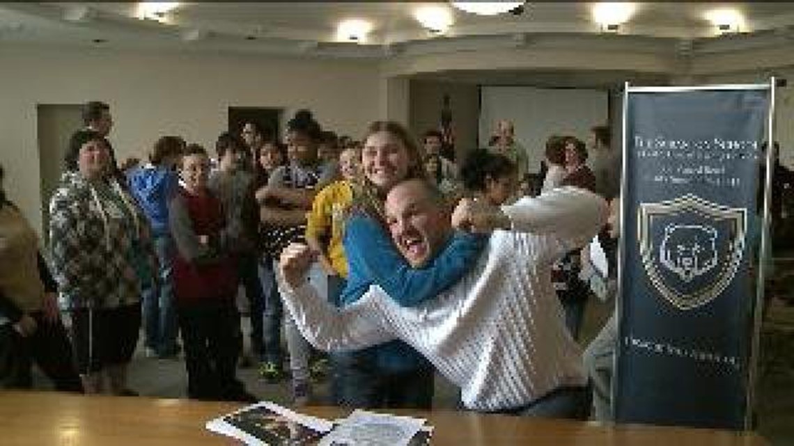 Deaf Professional Athlete Inspires Deaf Students | wnep.com