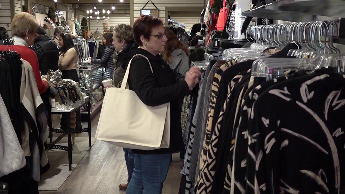 Shoppers crowd Downtown Stroudsburg for Small Business Saturday | wnep.com